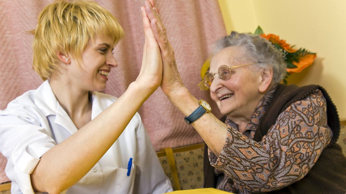 Was im Vertrag stehen muss: Den richtigen Pflegedienst finden - n-tv.de