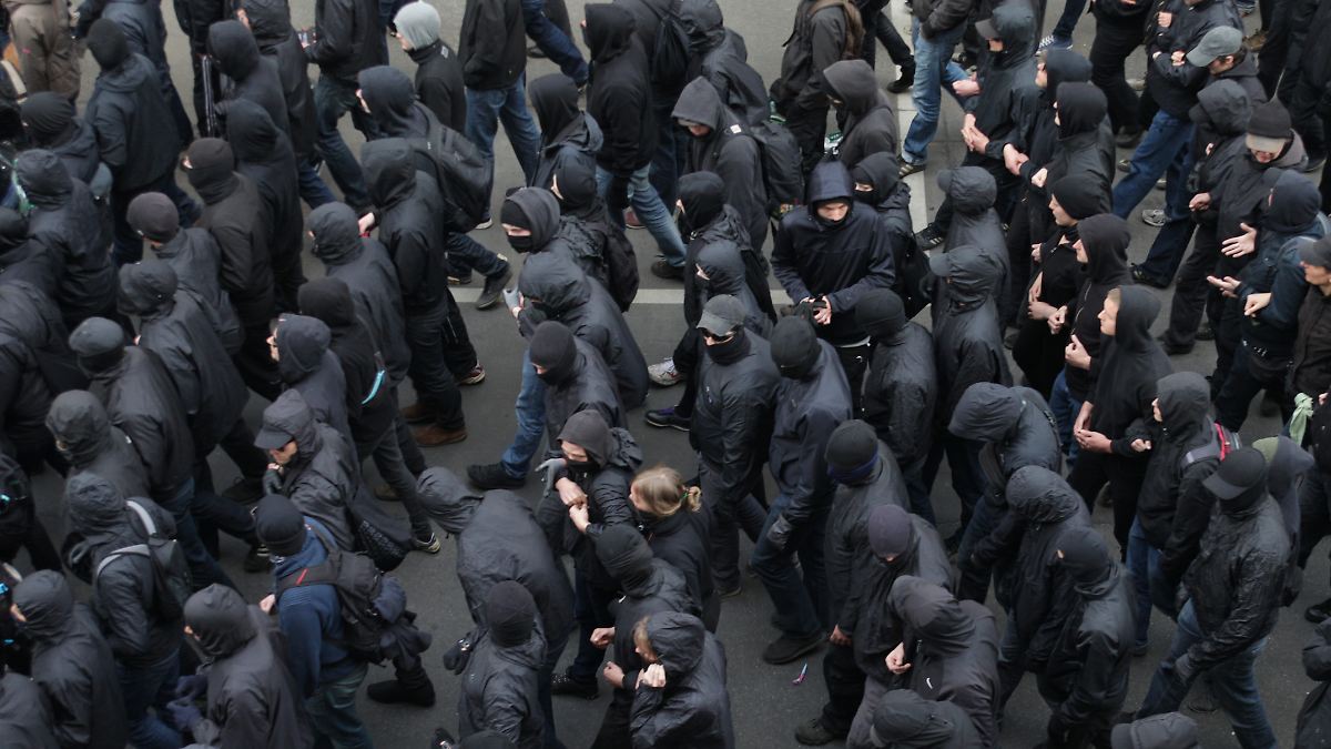 Wer steckt unter den Kapuzen?: Wo der "Schwarze Block" auftaucht ...