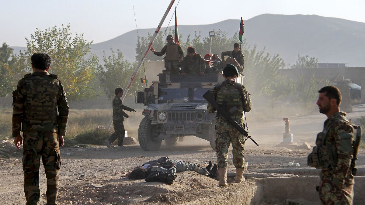 Hunderte Gefangene fliehen: Taliban überfallen afghanisches Gefängnis ...