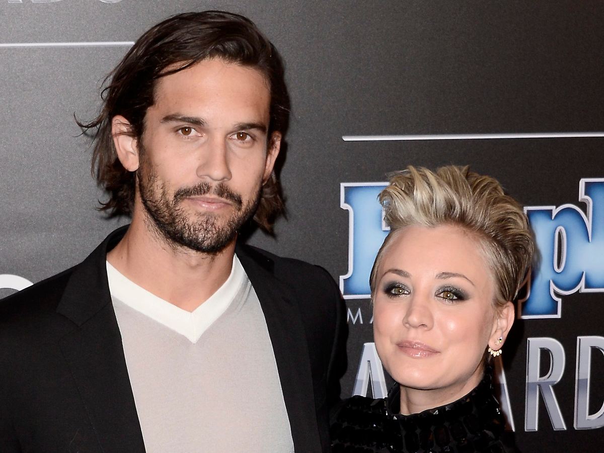 Kaley Cuoco En Ryan Sweeting Ryan Sweeting Hits The Emmys Red Carpet