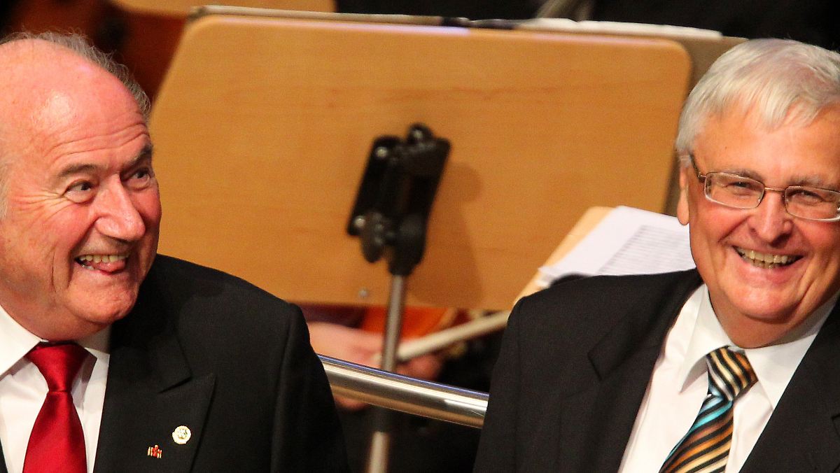 "Gute Freunde kann niemand trennen": DFB ehrt Joseph Blatter - n-tv.de