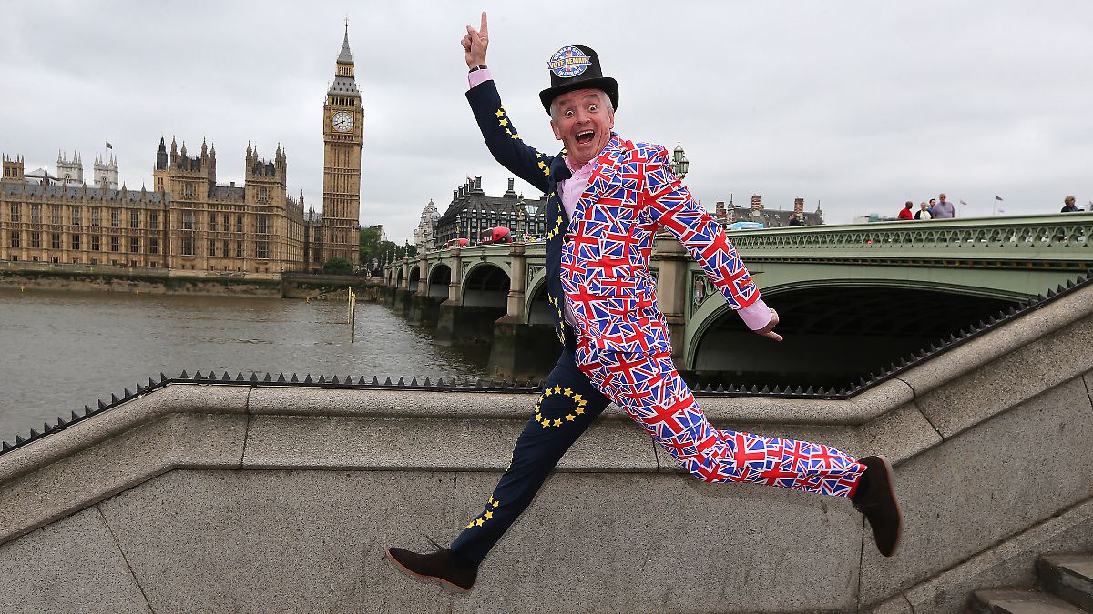 Schräges Outfit: Ryanair-Chef wirbt für EU-Verbleib - n-tv.de