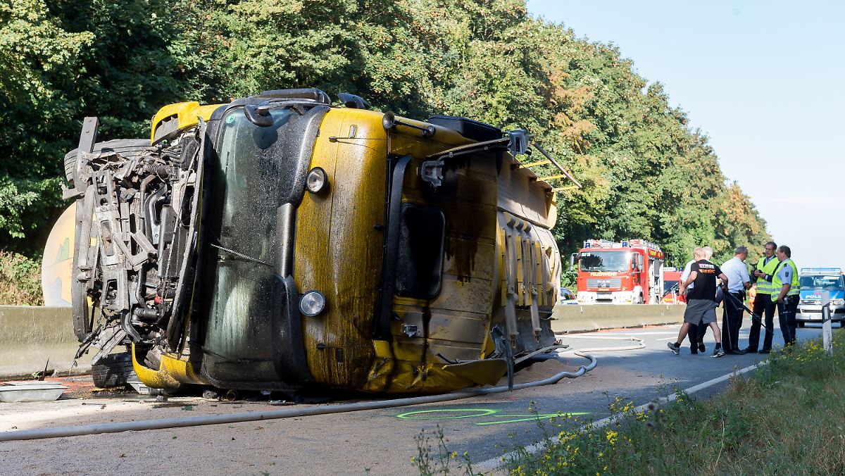 Kollision auf Bundesstraße: Drei Menschen sterben bei Unfall - n-tv.de