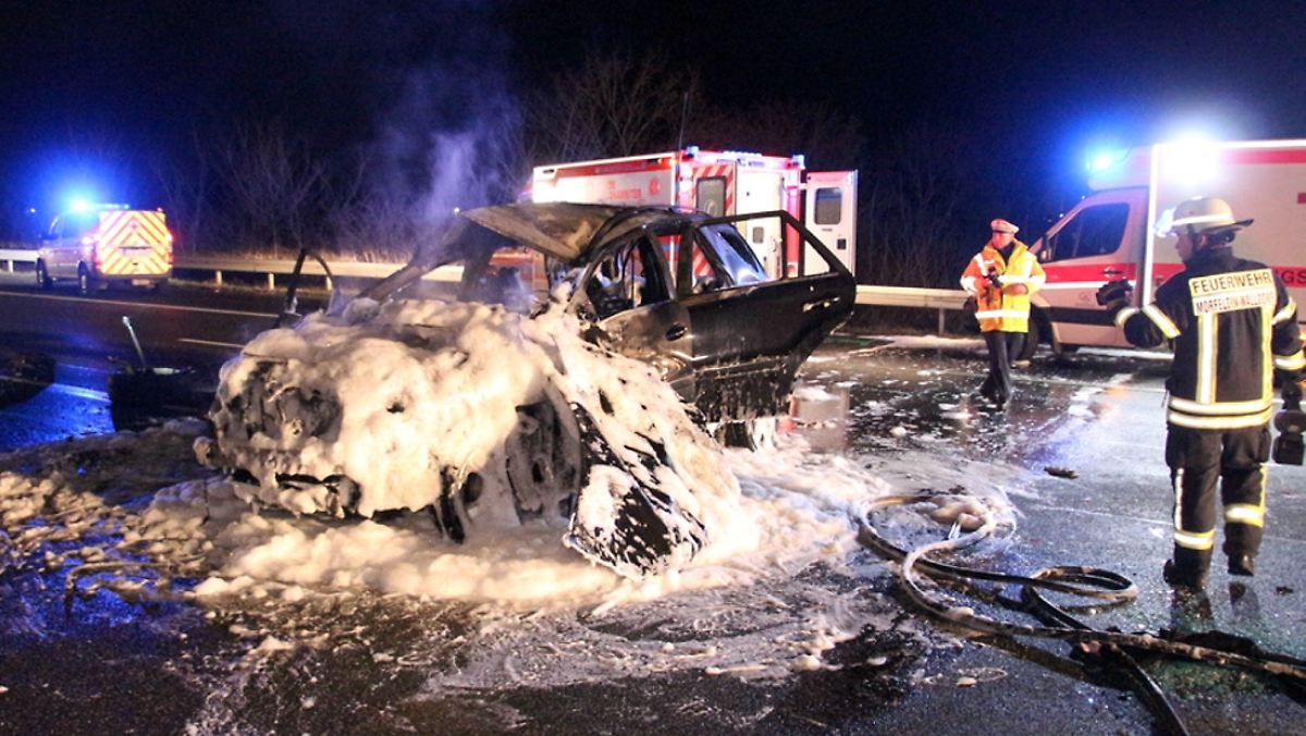 Glück im Unglück auf der Autobahn: Auto überschlägt sich und fängt ...