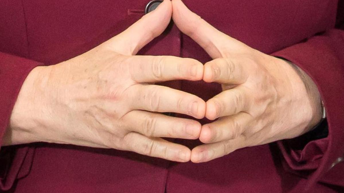 Wohin mit den Armen?: Merkel lüftet Geheimnis der Raute - n-tv.de