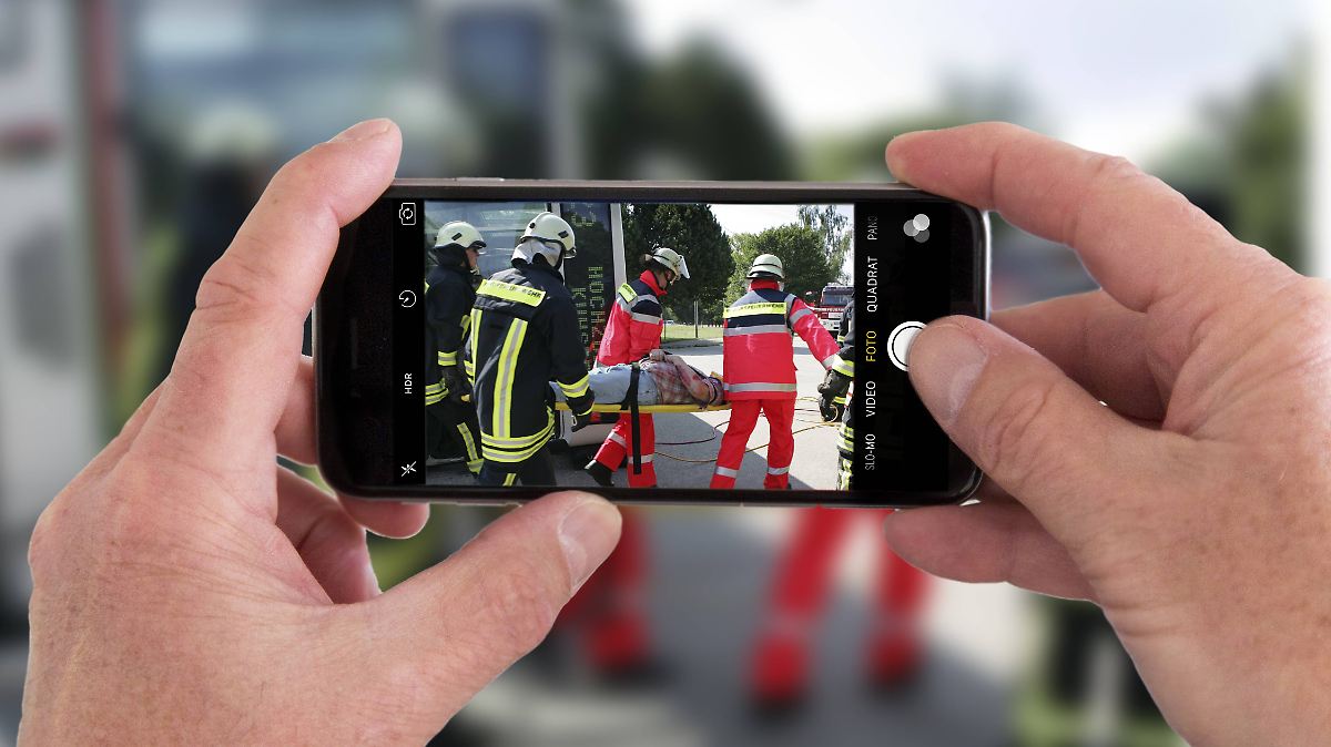 Widerliche Sensationslust: Härtere Strafen für Gaffer gefordert - n-tv.de