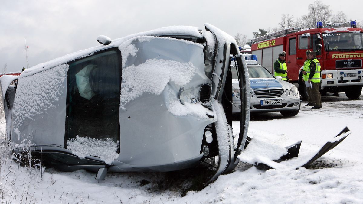 Schnee und Sommerreifen: Autos rutschen von Fahrbahn - n-tv.de