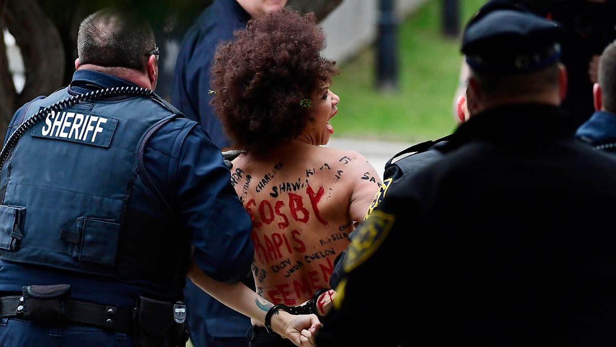 Prozess-Auftakt verzögert sich: Demonstrantin wirft sich halbnackt vor Cosby - n-tv.de