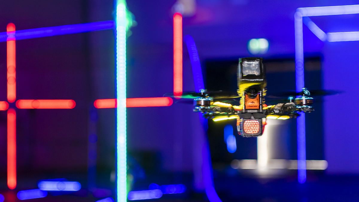 Der Tag: 15-Jähriger gewinnt spektakulären Drohnen-Wettkampf - n-tv.de