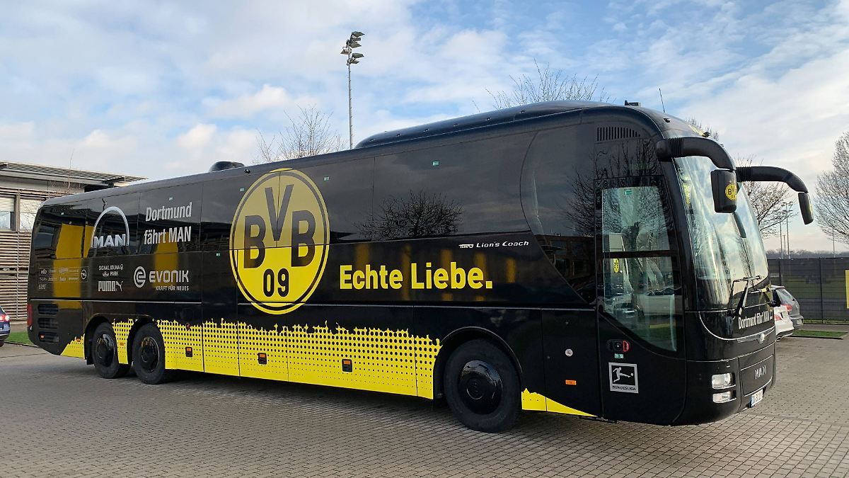 Der Sport-Tag: Anreise-Missgeschick: BVB-Bus bleibt im Bächle stecken ...