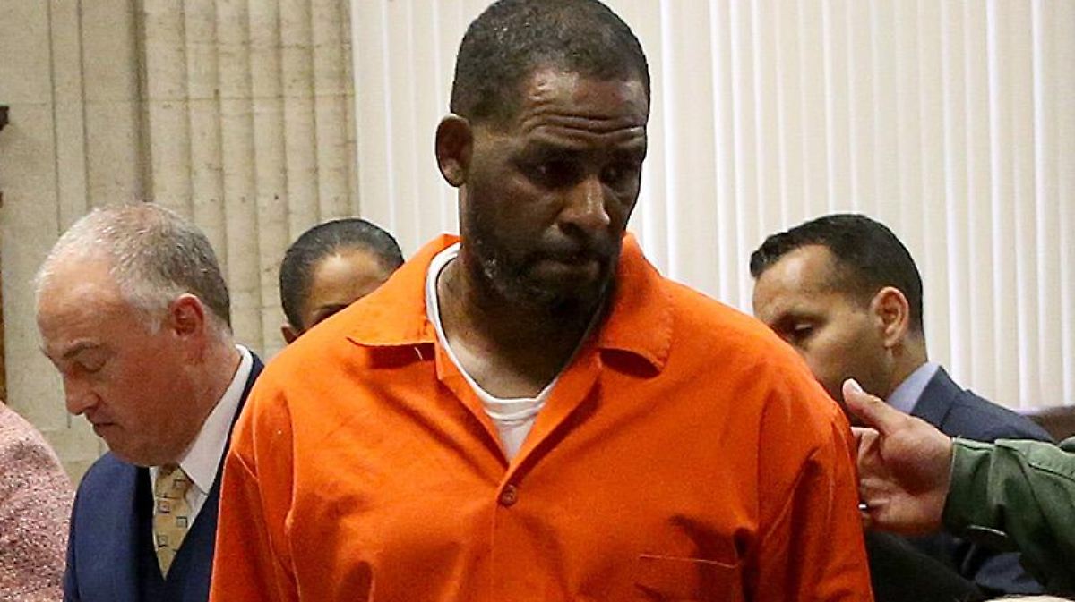 "Wiederholt auf Kopf gestampft": Plante Mitinsasse Mord an R. Kelly ...
