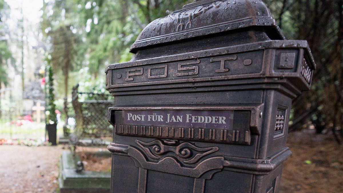 "Post für Jan": Fedder-Grab hat jetzt einen Briefkasten - n-tv.de