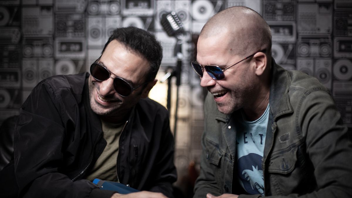 "Die Welt steht still": Orange Blue singen den Song zur Lage - n-tv.de