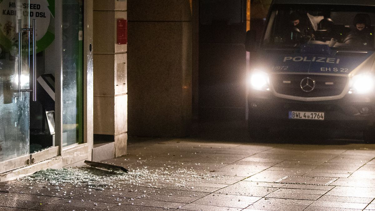 Straßenschlachten in der Innenstadt: Hunderte ziehen randalierend und ...