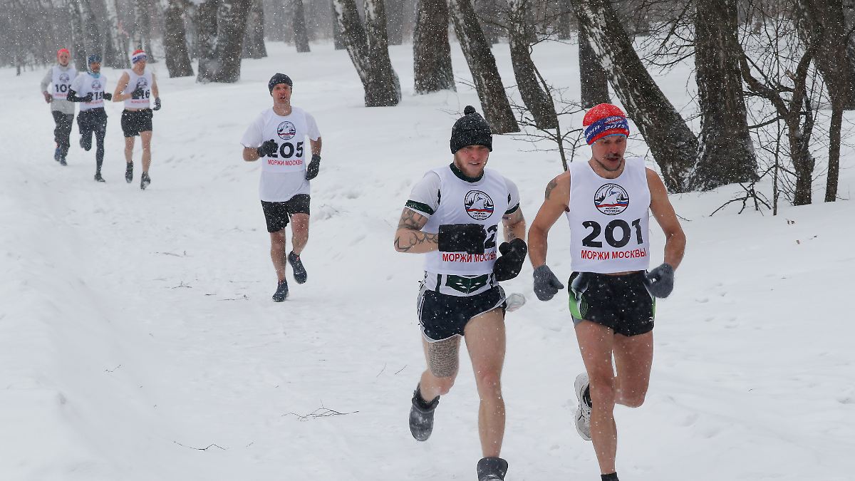 "Cryathlon" fürs Immunsystem: Kältefreaks stürzen sich in Badehose ins ...