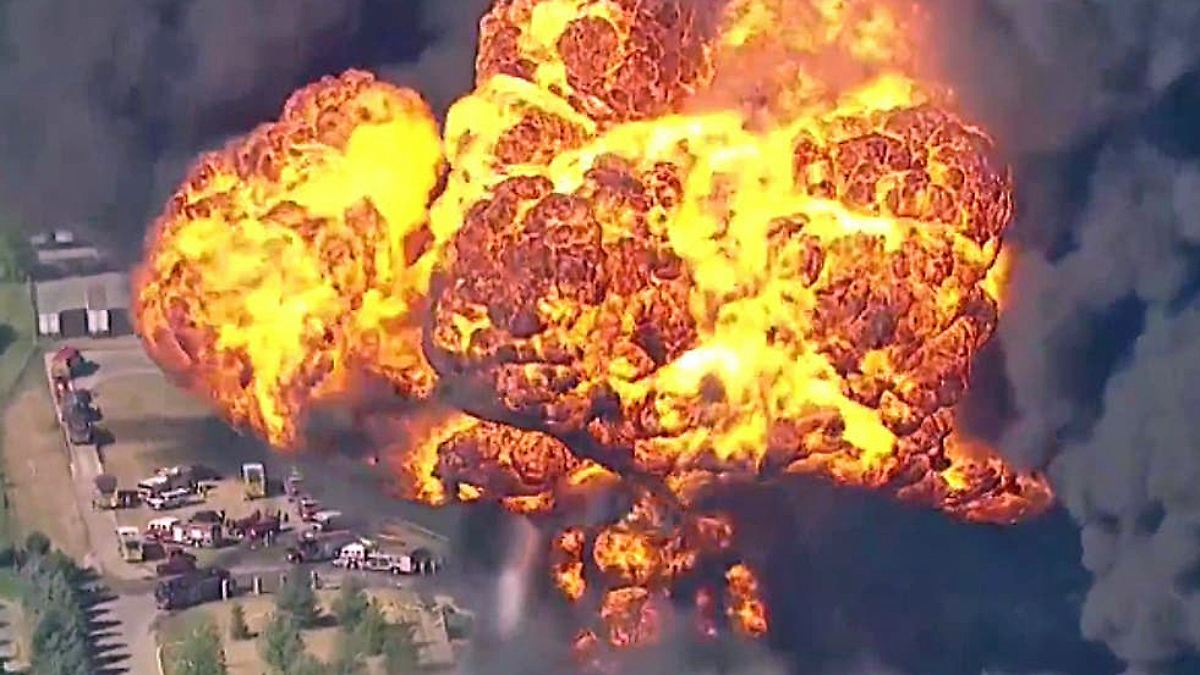 Löscharbeiten aussichtslos: Gewaltige Explosion erschüttert Chemiewerk ...