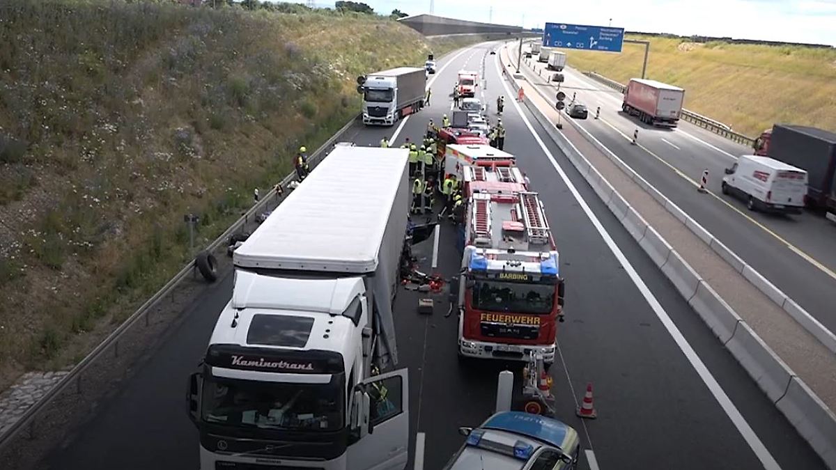 Schwerer Auffahrunfall auf der A3: Kleinwagen rast in Sattelschlepper - vier Tote - n-tv.de