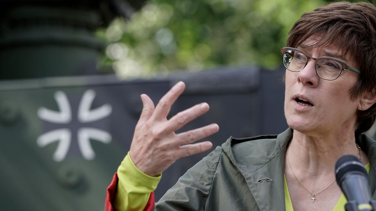 Schnelle Krisentruppe für die EU: AKK schlägt "Koalition der Willigen ...