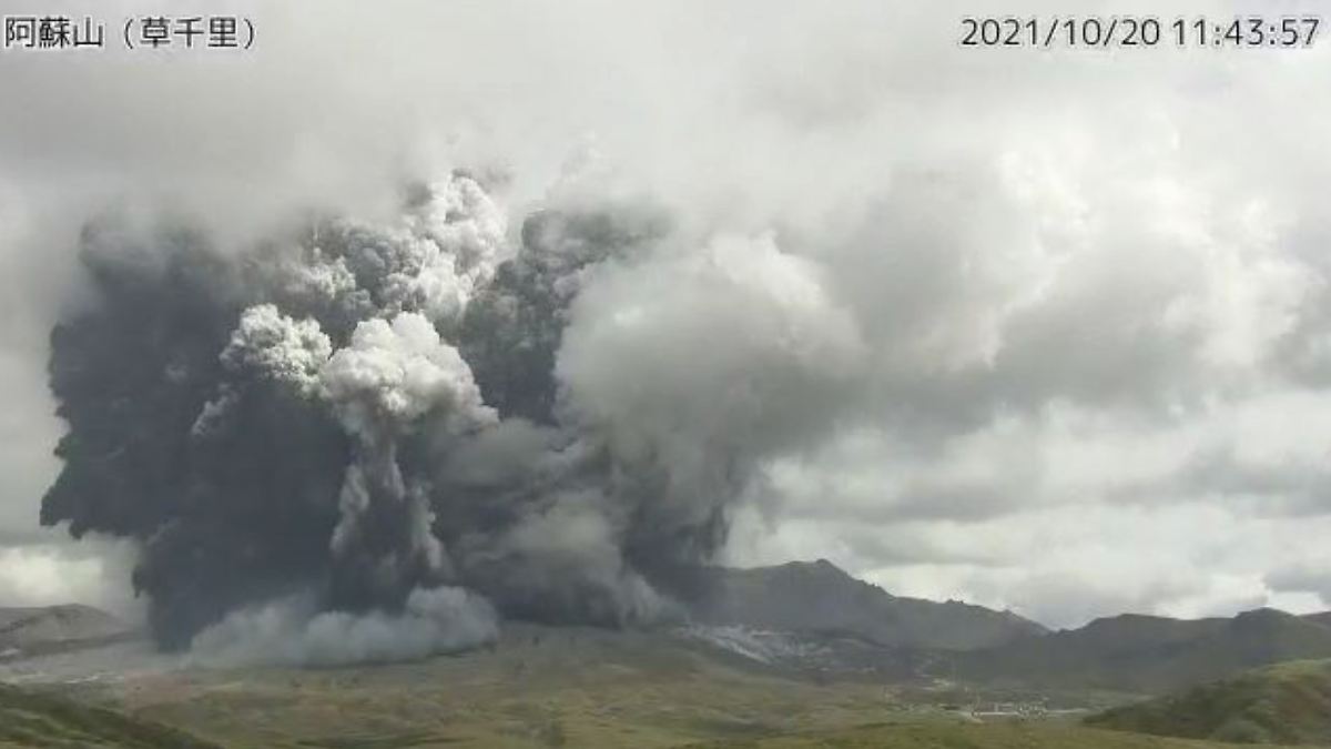 Der Tag: 3000 Meter hohe Aschewolke: Vulkan bricht in Japan aus - n-tv.de