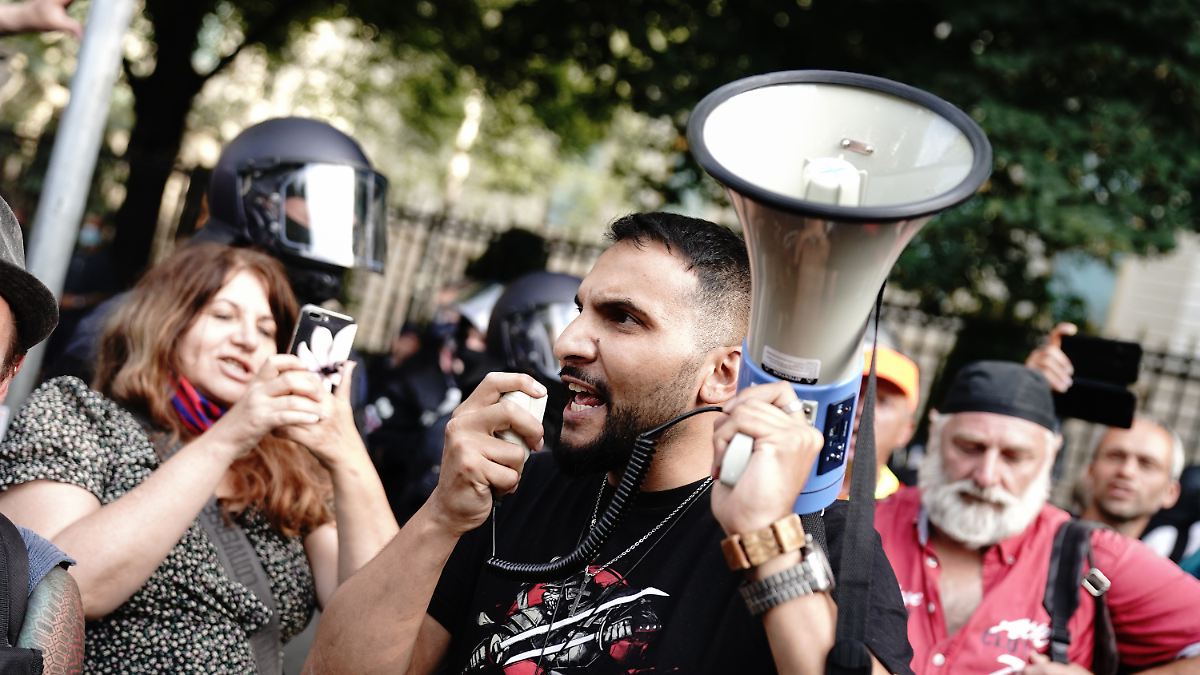 Der Tag: Berliner Justizmitarbeiterin soll Hildmann vor Haftbefehl ...
