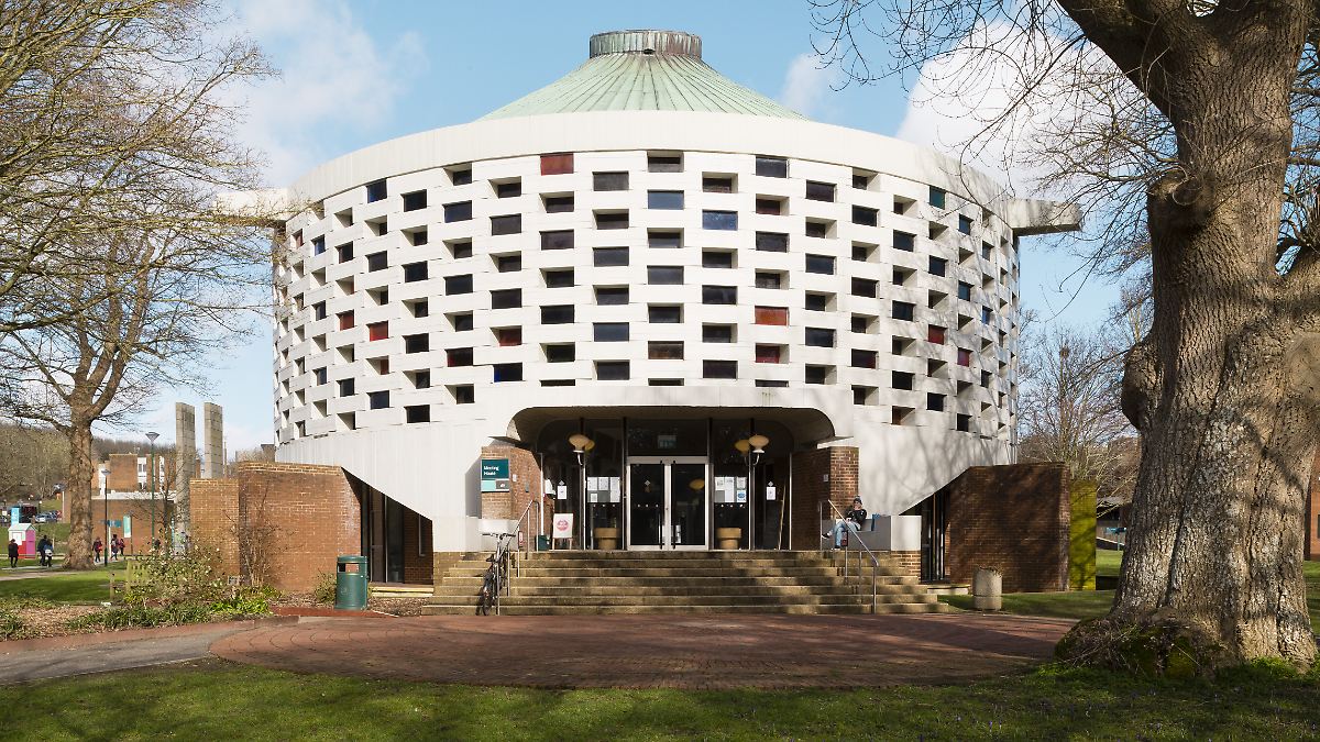 Seit Monaten in Sussex bedroht: Philosophin wirft nach Gender-Streit ...