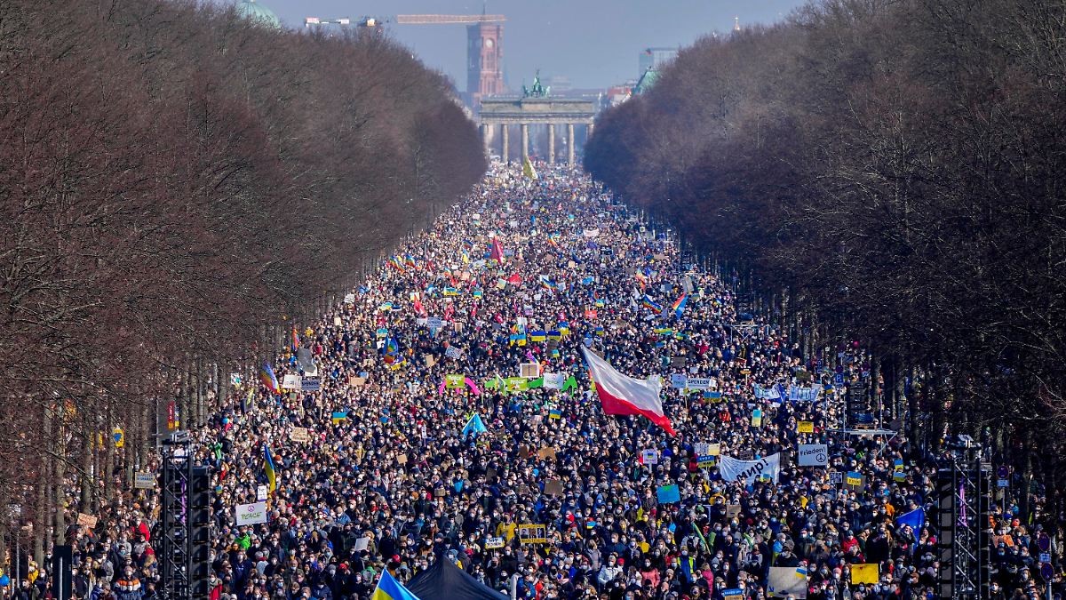 Mehrere Hunderttausend Menschen: Friedensdemo in Berlin platzt aus allen Nähten - n-tv.de