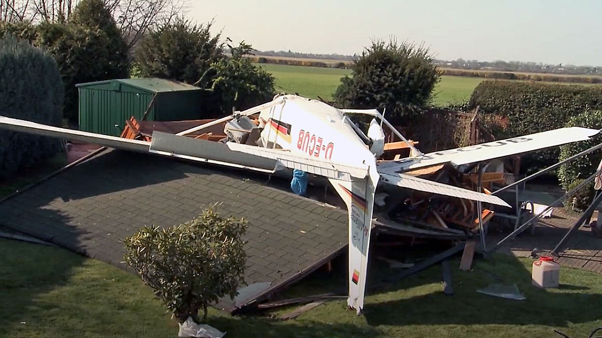 Absturz in NRW: Kleinflugzeug kracht kopfüber in ein Gartenhaus - n-tv.de
