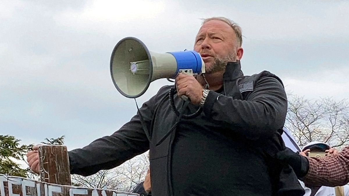 Trump-Hetzer Alex Jones: US-Verschwörungstheoretiker meldet Insolvenz ...