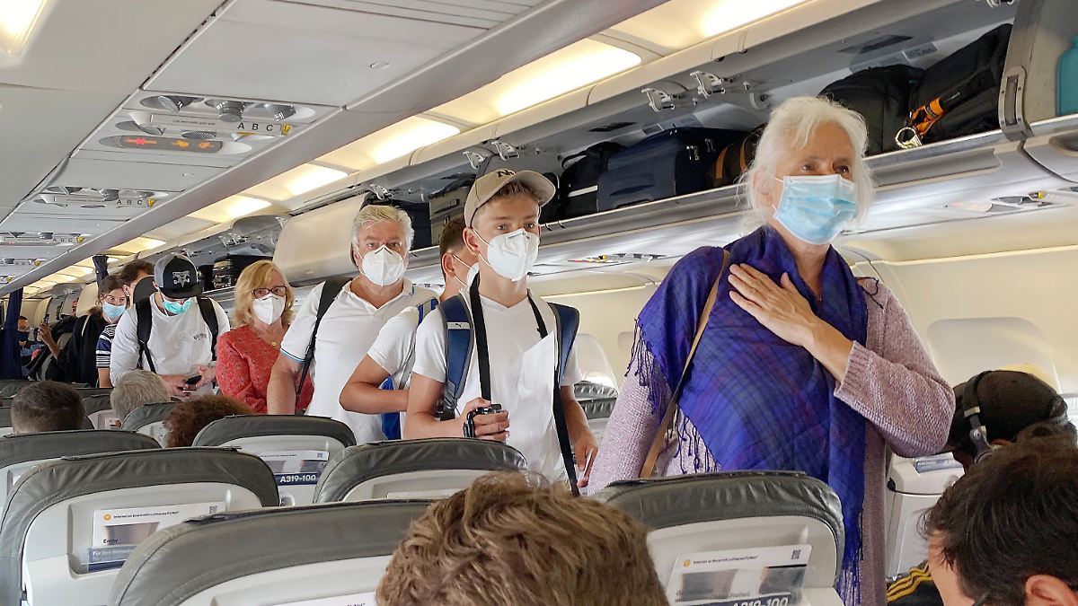 Folgen von EU-Regelung erklärt: Reiseexperte: "Maskenpflicht im Flugzeug gilt weiter" - n-tv.de