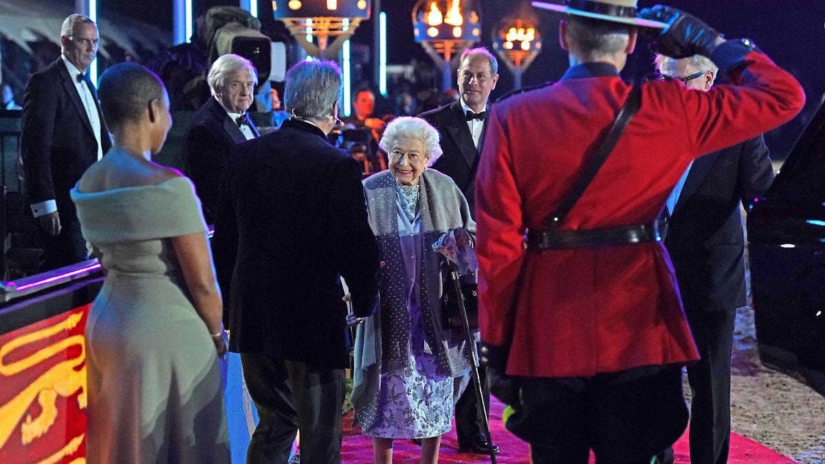 Elizabeth II. genießt die Show: Pferde machen die Queen glücklich - n-tv.de