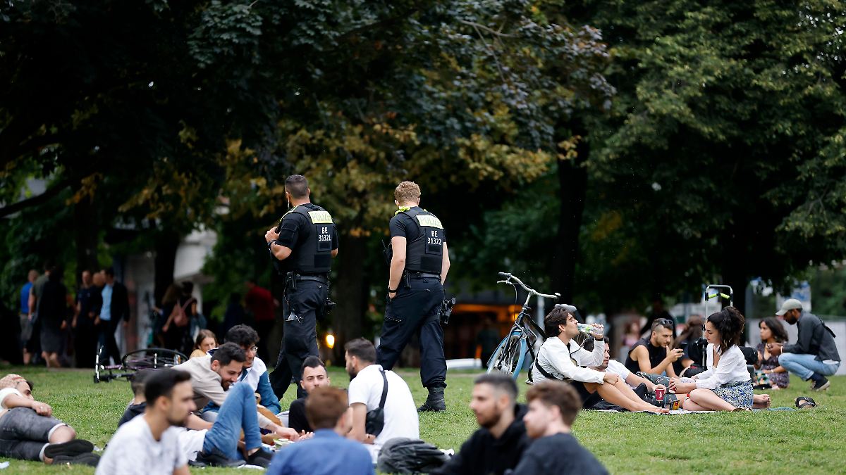 Der Tag: Polizei räumt Berliner Park nach Angriff auf 20-Jährigen - n-tv.de