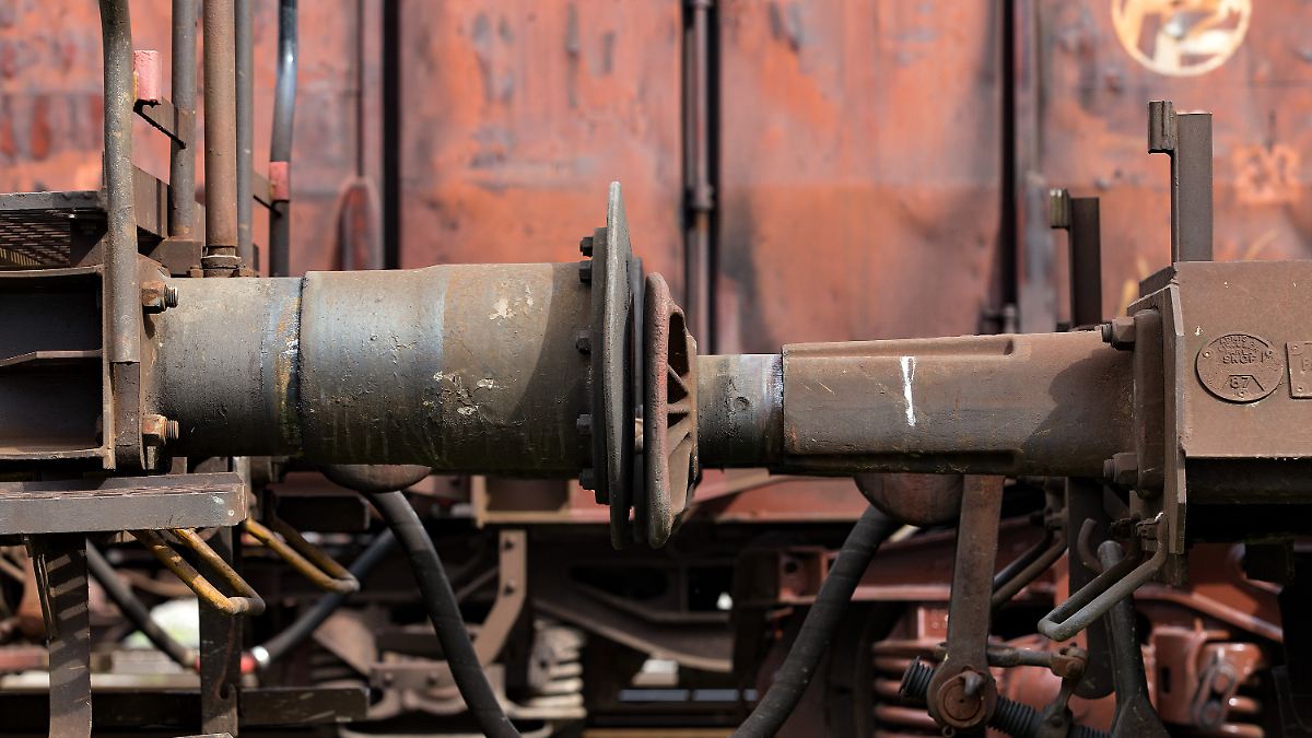 Der Tag: Rangiermitarbeiter wird zwischen Waggons eingeklemmt - tot - n-tv.de