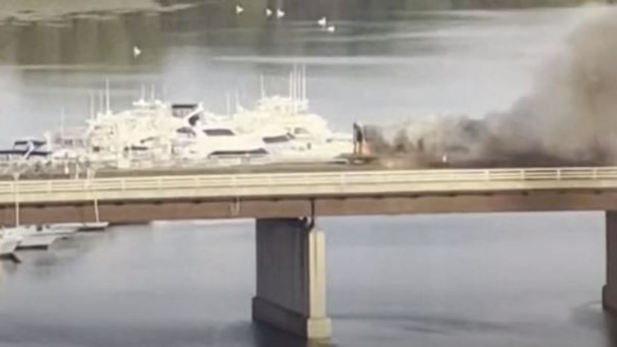 Passagiere bleiben unverletzt: Zug fängt auf Brücke Feuer - Frau ...