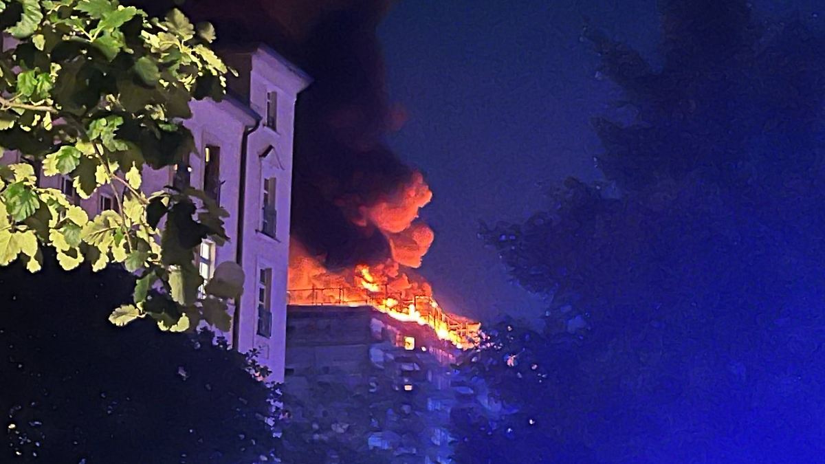 Berlin: Brand, Explosion und Feuerball auf Hochhausdach - n-tv.de