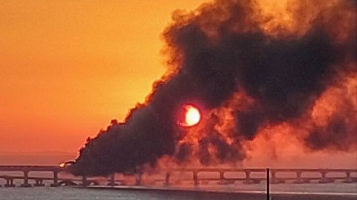 Nach mehreren Explosionen: Krim-Brücke bricht nach Brand teilweise ein ...