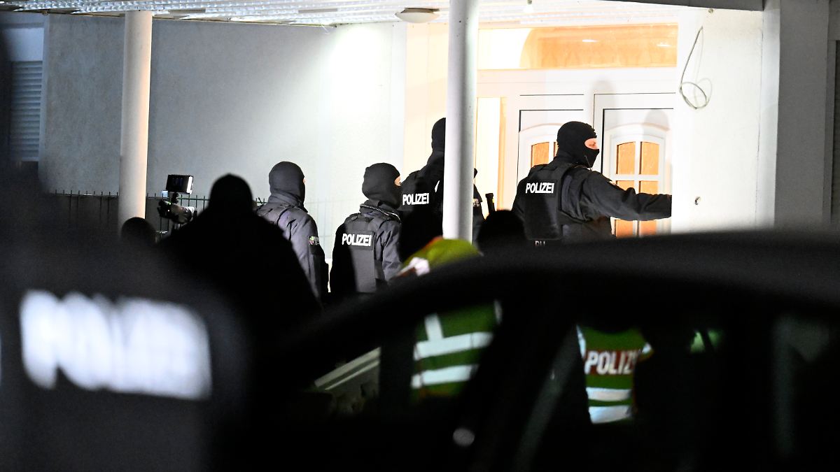 Vorwurf: Betrug und Unterschlagung: Hunderte Beamte führen Großrazzia ...