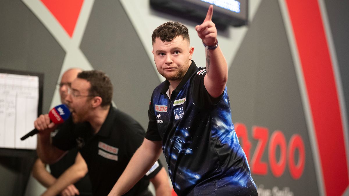 Josh Rock locker in Runde zwei: Darts-Wunderkind will beim WM-Debüt den ...
