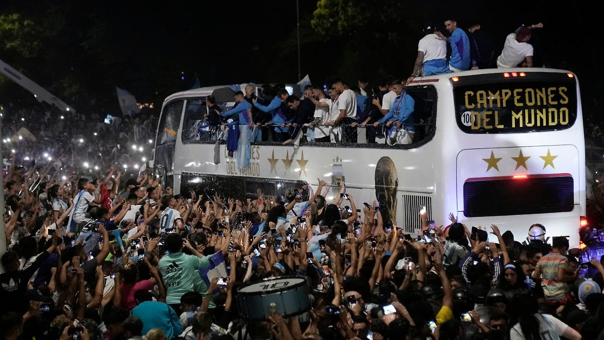 Argentinien feiert WM-Helden: Messi fährt in offenem Bus durch Fan ...