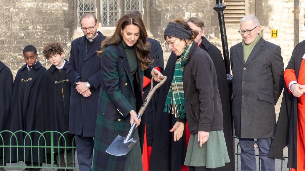 Prinzessin Kate pflanzt nahe Westminister Abbey Kirschbaum für Queen ...