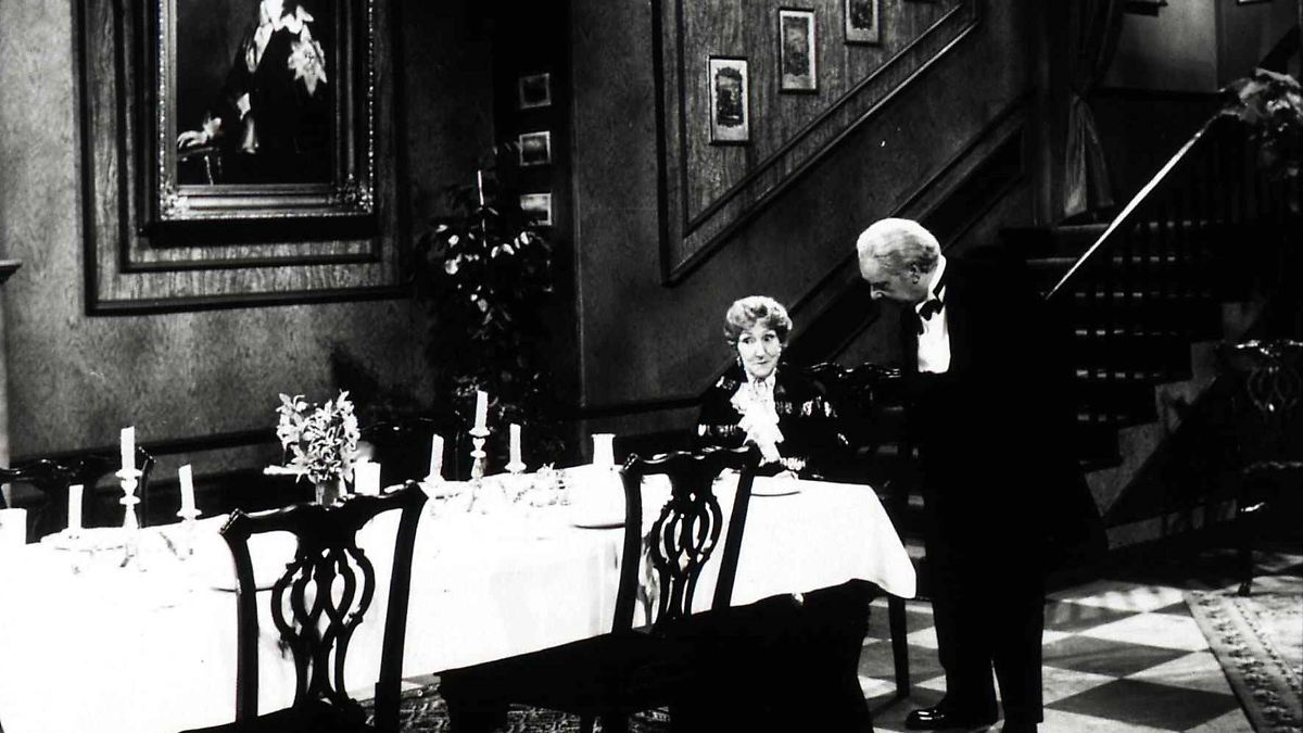 "Dinner for One": Silvesterklassiker soll bald eine Prequel-Serie ...