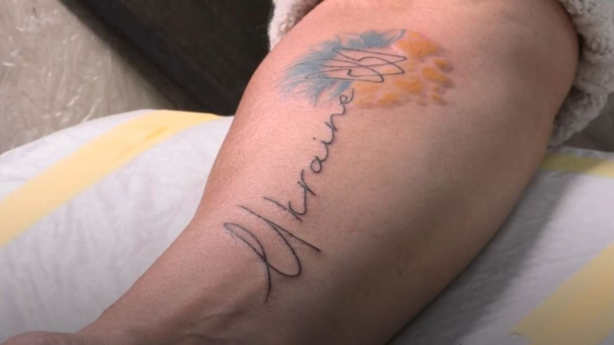 Patriotische Tattoos und T-Shirts: Ukrainer tragen Nationalstolz zur ...