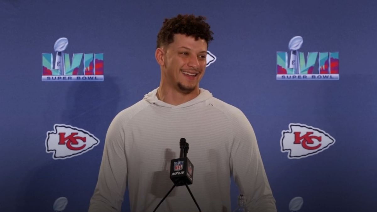 "Sagt, du bist bester Quarterback": NFL-Star geht Reporter mit Rihanna ...