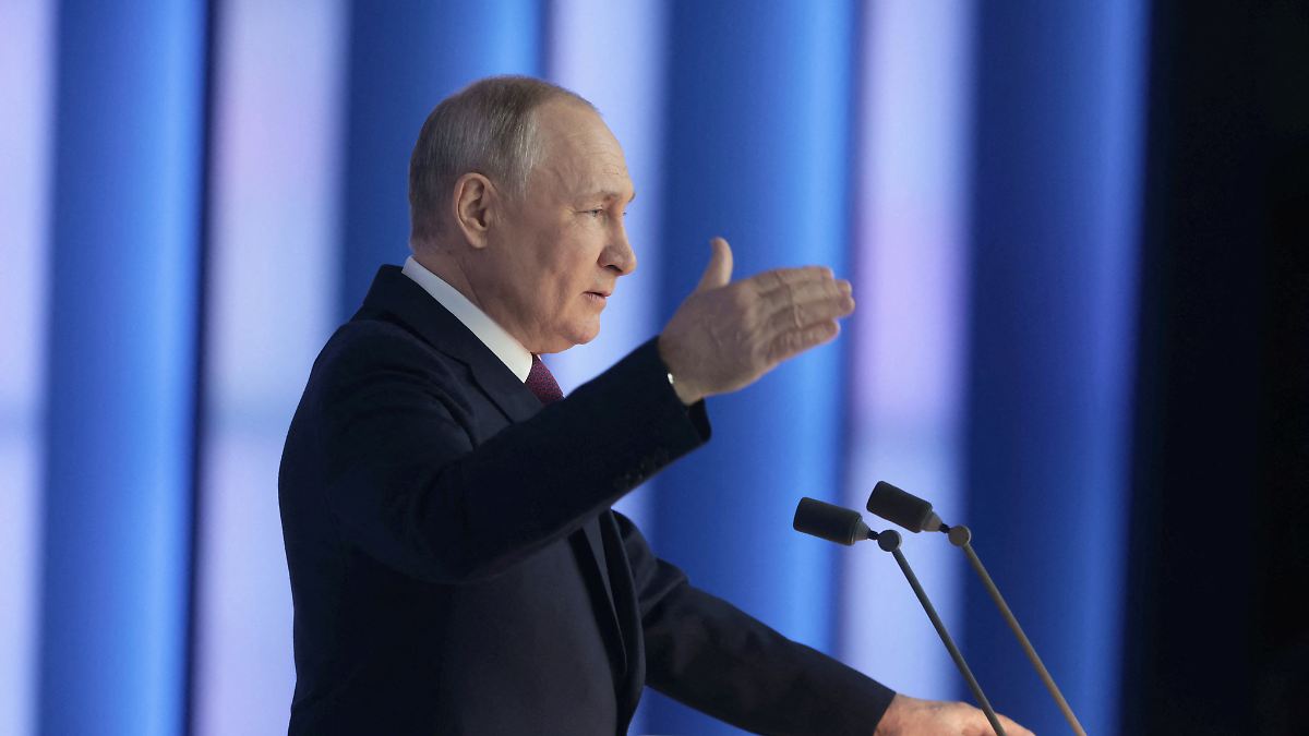 Auch Atomwaffen-Tests denkbar: Putin: Russland setzt Atom ...