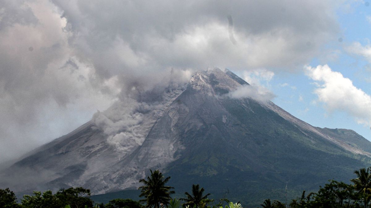 Aschewolke 3000 Meter hoch: Indonesischer Vulkan Merapi bricht erneut ...