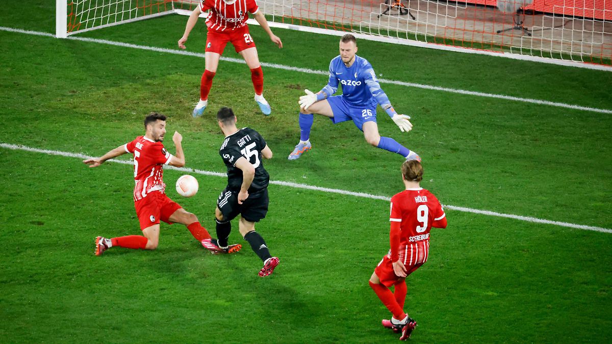 Juventus siegt brutal effektiv: Rote Karte und Videobeweis knocken ...