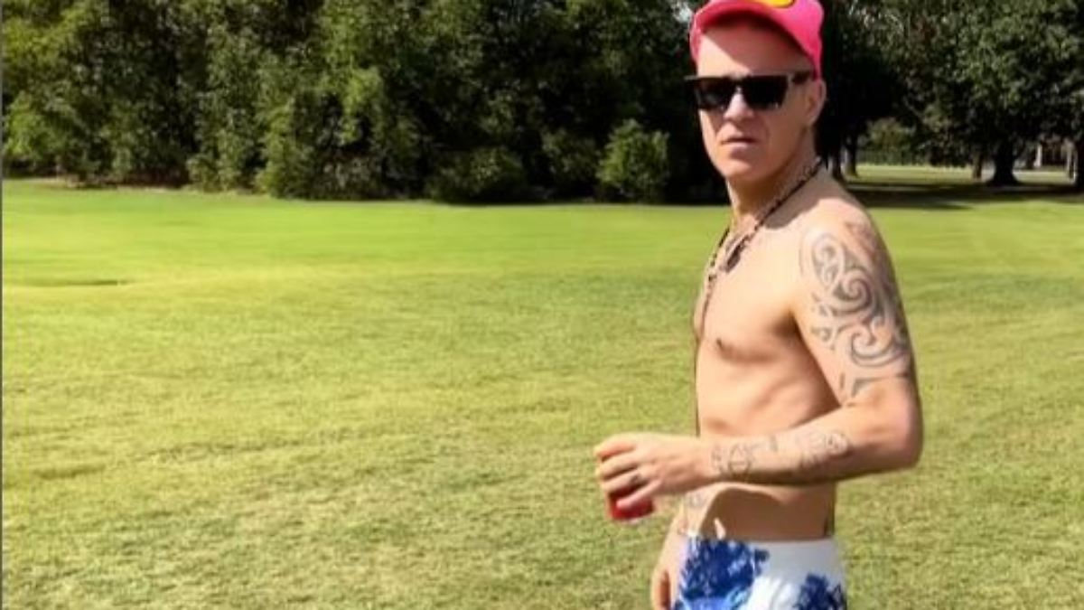 Einige Fans finden es mager: Robbie Williams zeigt sich gertenschlank ...