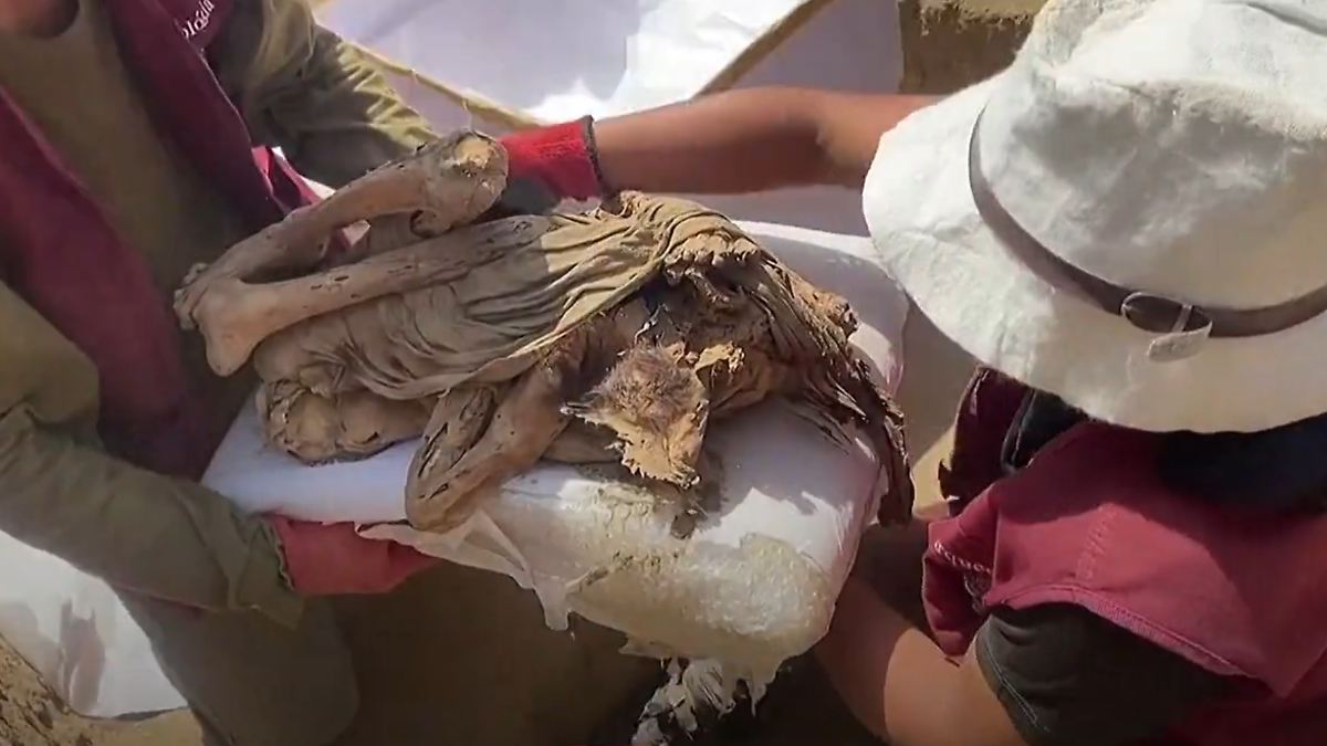 Bis zu 1200 Jahre alt: Archäologen entdecken gut erhaltene Mumie in ...