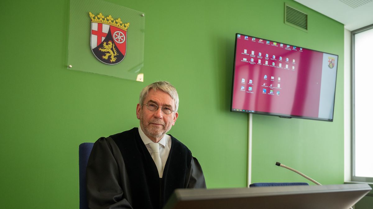 "Ich bin ein einziger Mensch": Eucharius ist Richter und Mönch - n-tv.de