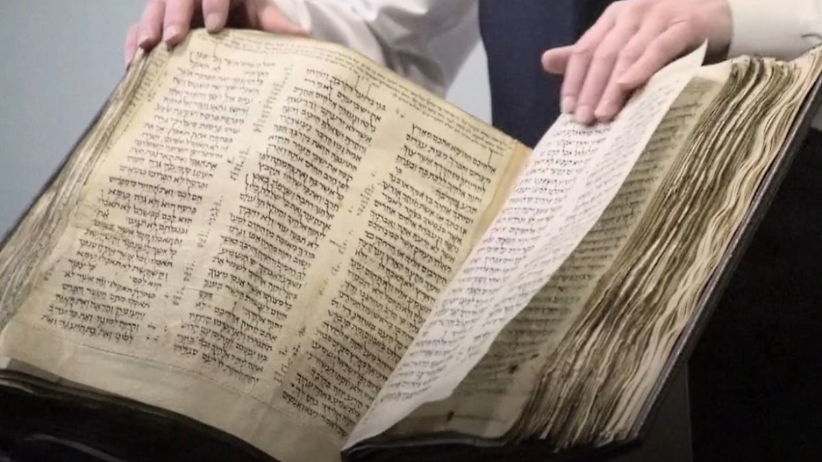 Für 35 Millionen Euro versteigert: 1000 Jahre alte Bibel stellt ...