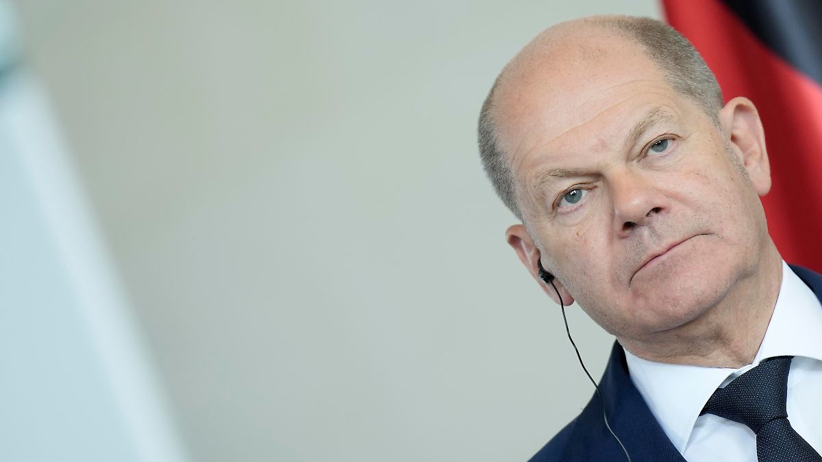 Der Tag: Sicherheitspanne bei Kanzlerbesuch: Mann schafft es, Scholz zu umarmen - n-tv.de